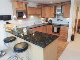 Uma máquina de lavar louça, uma chaleira elétrica 