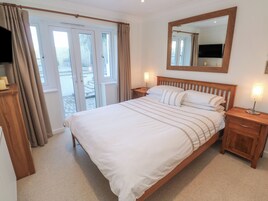 2 quartos, com decoração personalizada, com mobília individualizada 