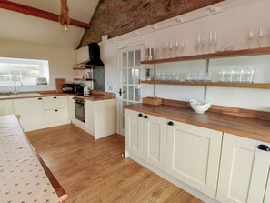 Geladeira, lava-louças, chaleira elétrica, torradeira