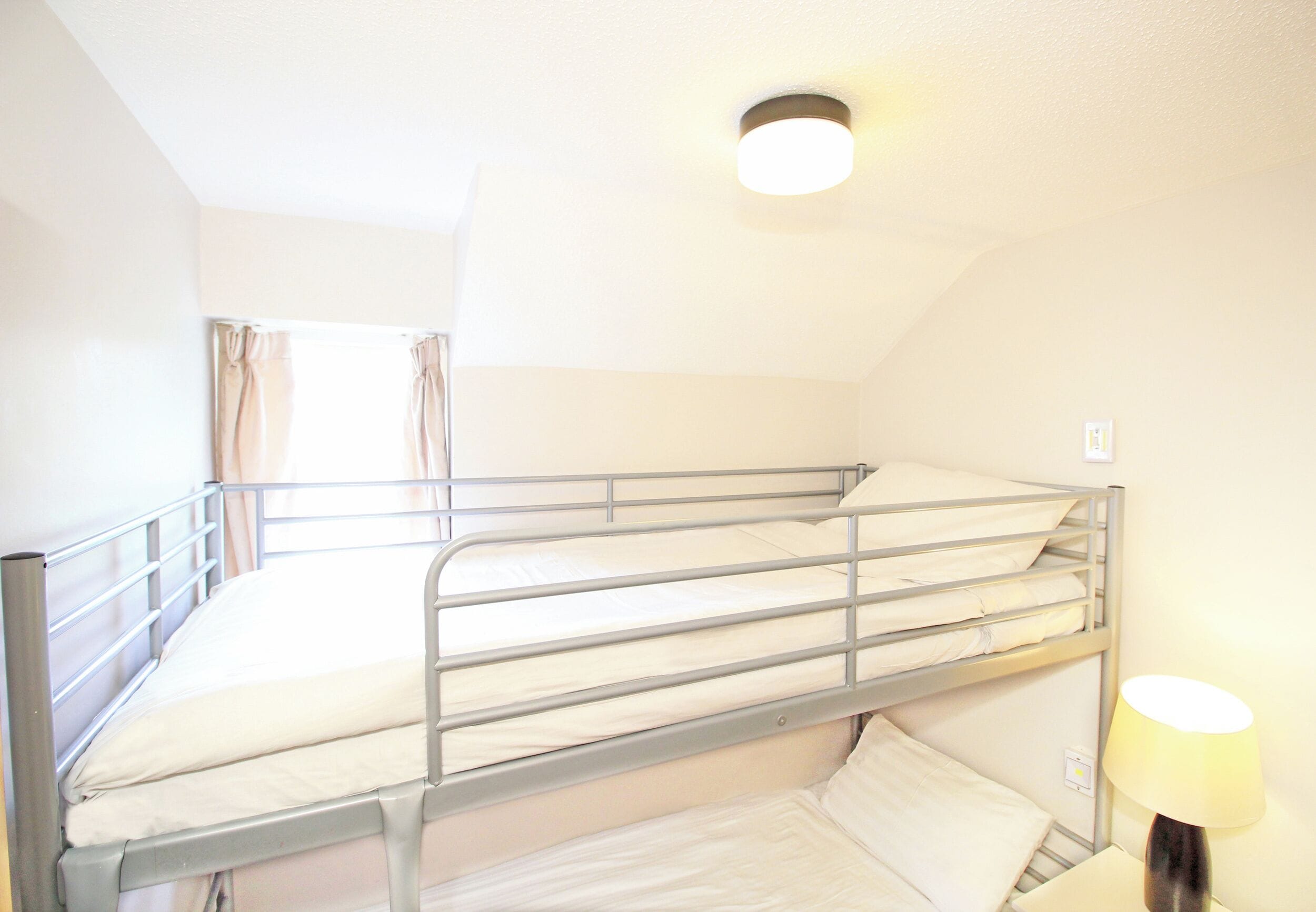 3 quartos, individualmente decorados, individualmente mobiliados