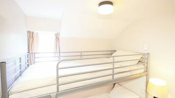 3 quartos, individualmente decorados, individualmente mobiliados