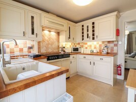 Geladeira, chaleira elétrica, torradeira