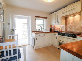 Geladeira, chaleira elétrica, torradeira