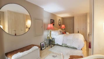 1 quarto, com decoração personalizada, com mobília individualizada