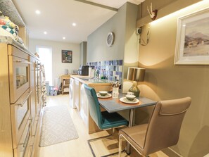 Geladeira, talheres/pratos/utensílios de cozinha