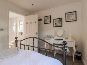 1 quarto, com decoração personalizada, com mobília individualizada 