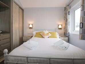1 quarto, com decoração personalizada, com mobília individualizada