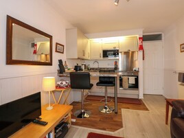 Geladeira, chaleira elétrica, torradeira