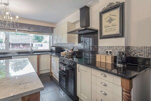 Um frigorífico, uma máquina de lavar louça, uma chaleira elétrica 