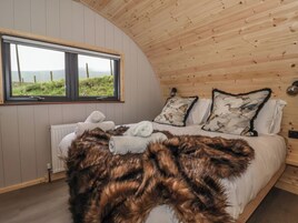 2 quartos, com decoração personalizada, com mobília individualizada 