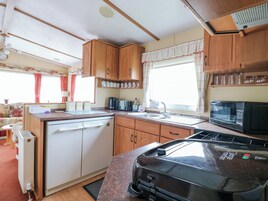 Geladeira, chaleira elétrica, torradeira