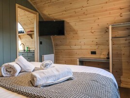 1 quarto, com decoração personalizada, com mobília individualizada 