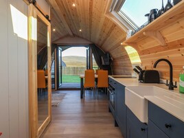 Um frigorífico, utensílios de cozinha 