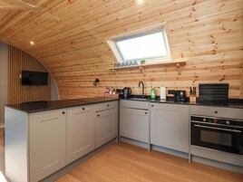 Um frigorífico, uma chaleira elétrica, uma torradeira 