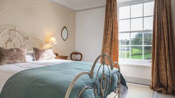 5 quartos, com decoração personalizada, com mobília individualizada