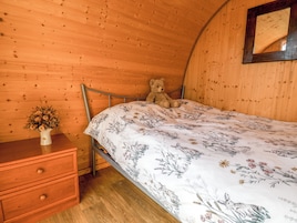 1 quarto, com decoração personalizada, com mobília individualizada