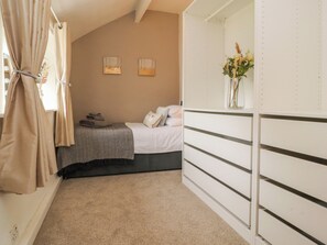 2 quartos, individualmente decorados, individualmente mobiliados