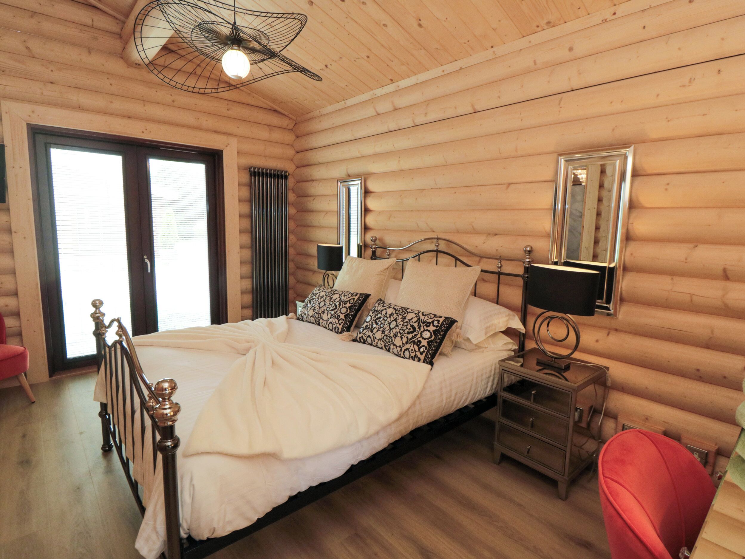 1 quarto, com decoração personalizada, com mobília individualizada 