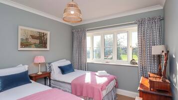 2 quartos, com decoração personalizada, com mobília individualizada