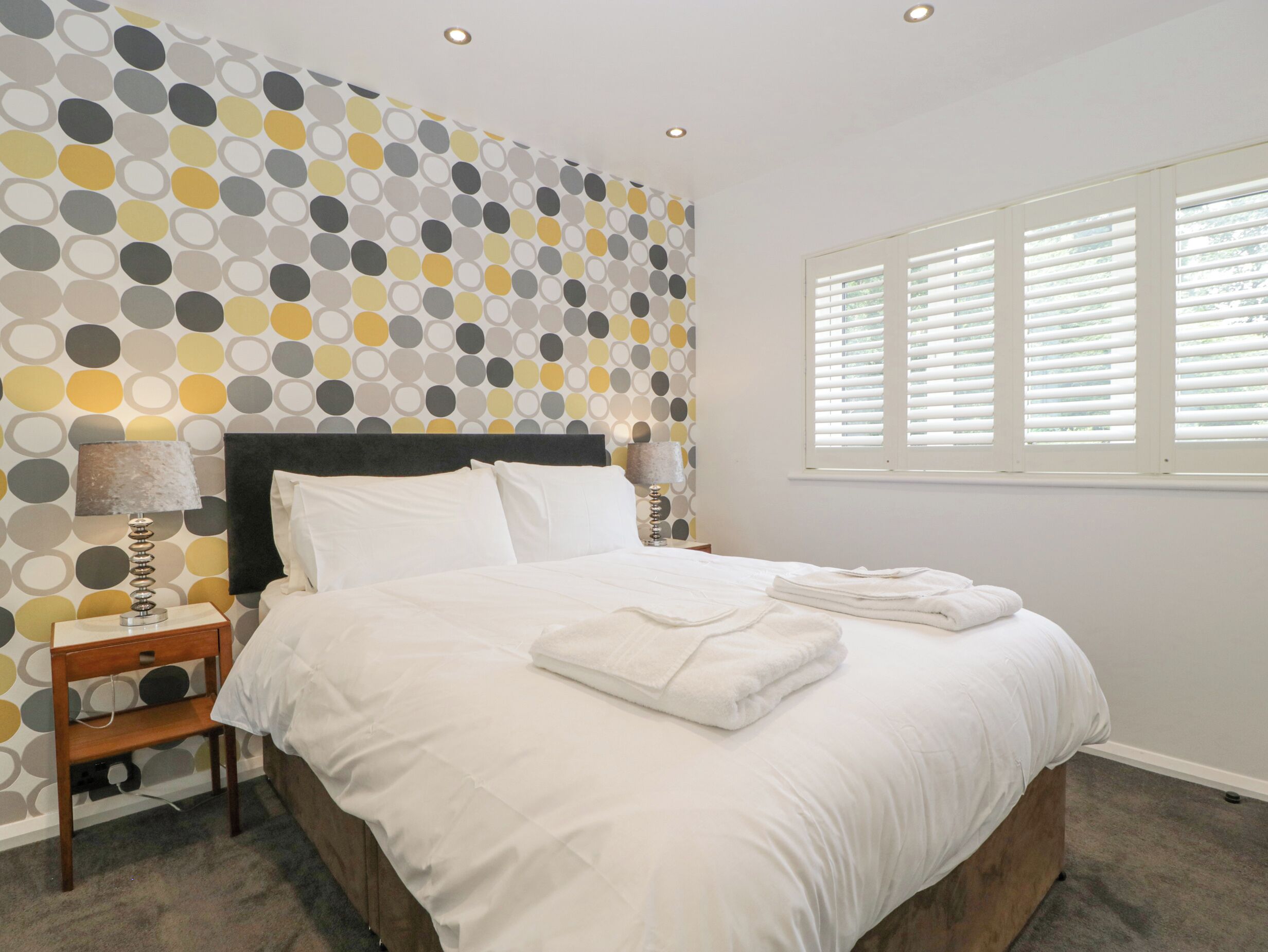 2 quartos, com decoração personalizada, com mobília individualizada 