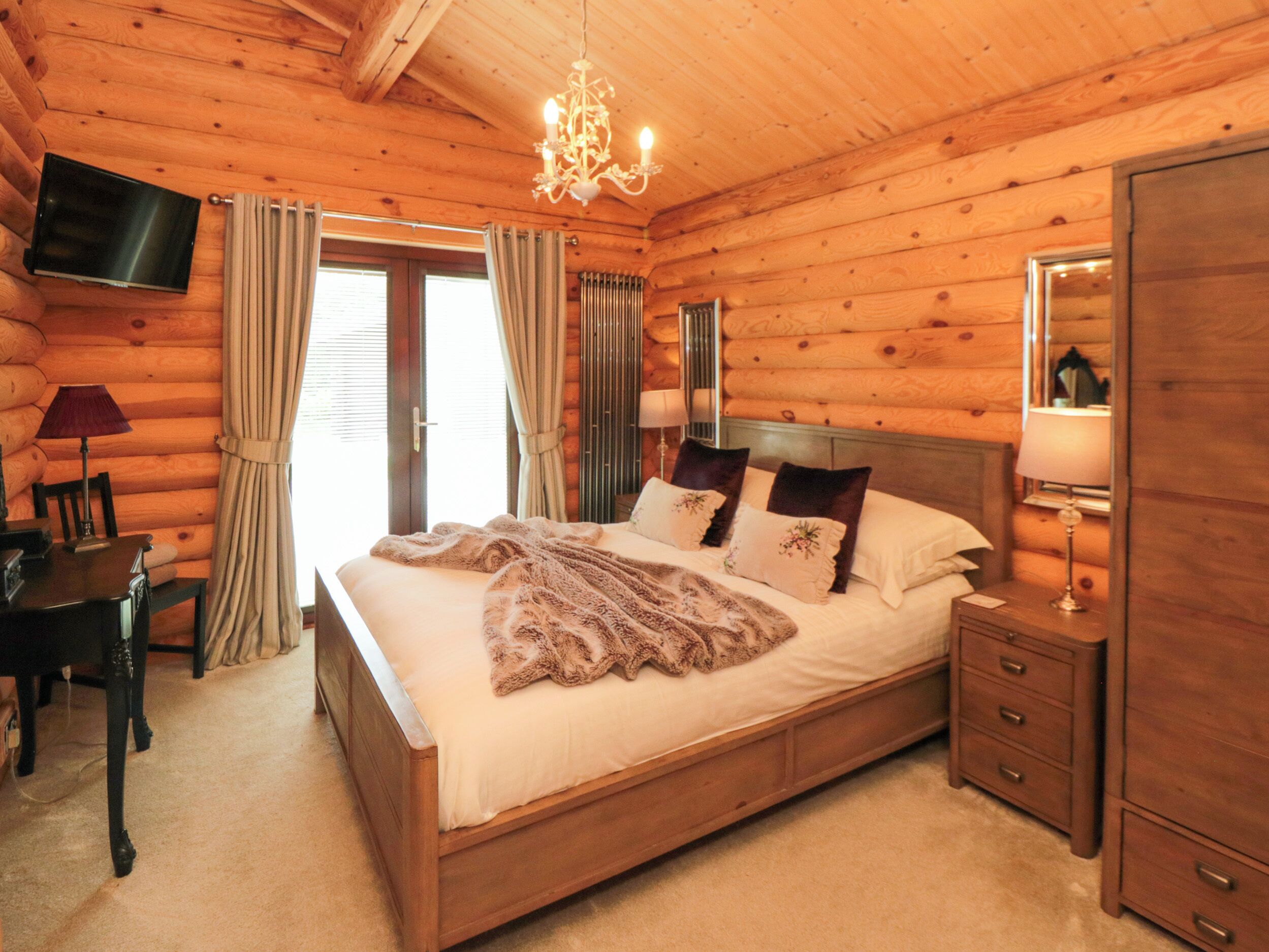 2 quartos, com decoração personalizada, com mobília individualizada 