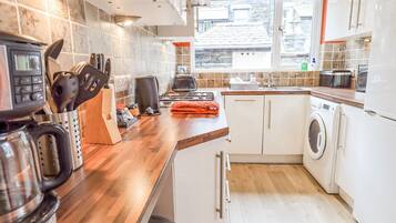 Um frigorífico, uma máquina de lavar louça, uma chaleira elétrica