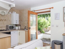 Geladeira, lava-louças, chaleira elétrica, torradeira