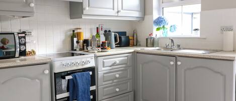 Lava-louças, chaleira elétrica, torradeira