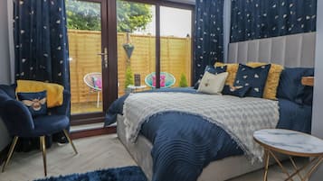 1 quarto, com decoração personalizada, com mobília individualizada
