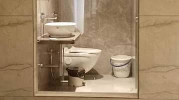 Quarto superior | Banheiro | Chuveiro, toalhas de banho, sabonete, shampoo