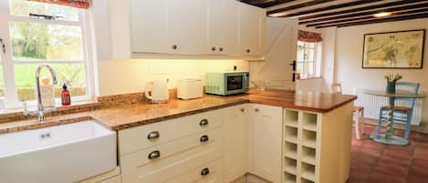 Geladeira, lava-louças, chaleira elétrica