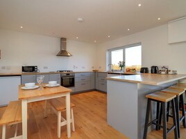 Geladeira, chaleira elétrica, torradeira