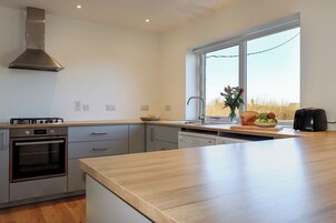 Geladeira, chaleira elétrica, torradeira