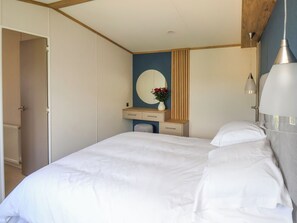 2 quartos, individualmente decorados, individualmente mobiliados