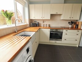 Um frigorífico, uma máquina de lavar louça, uma chaleira elétrica 