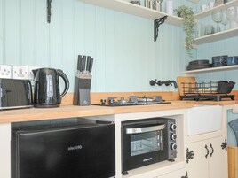 Geladeira, torradeira, talheres/pratos/utensílios de cozinha