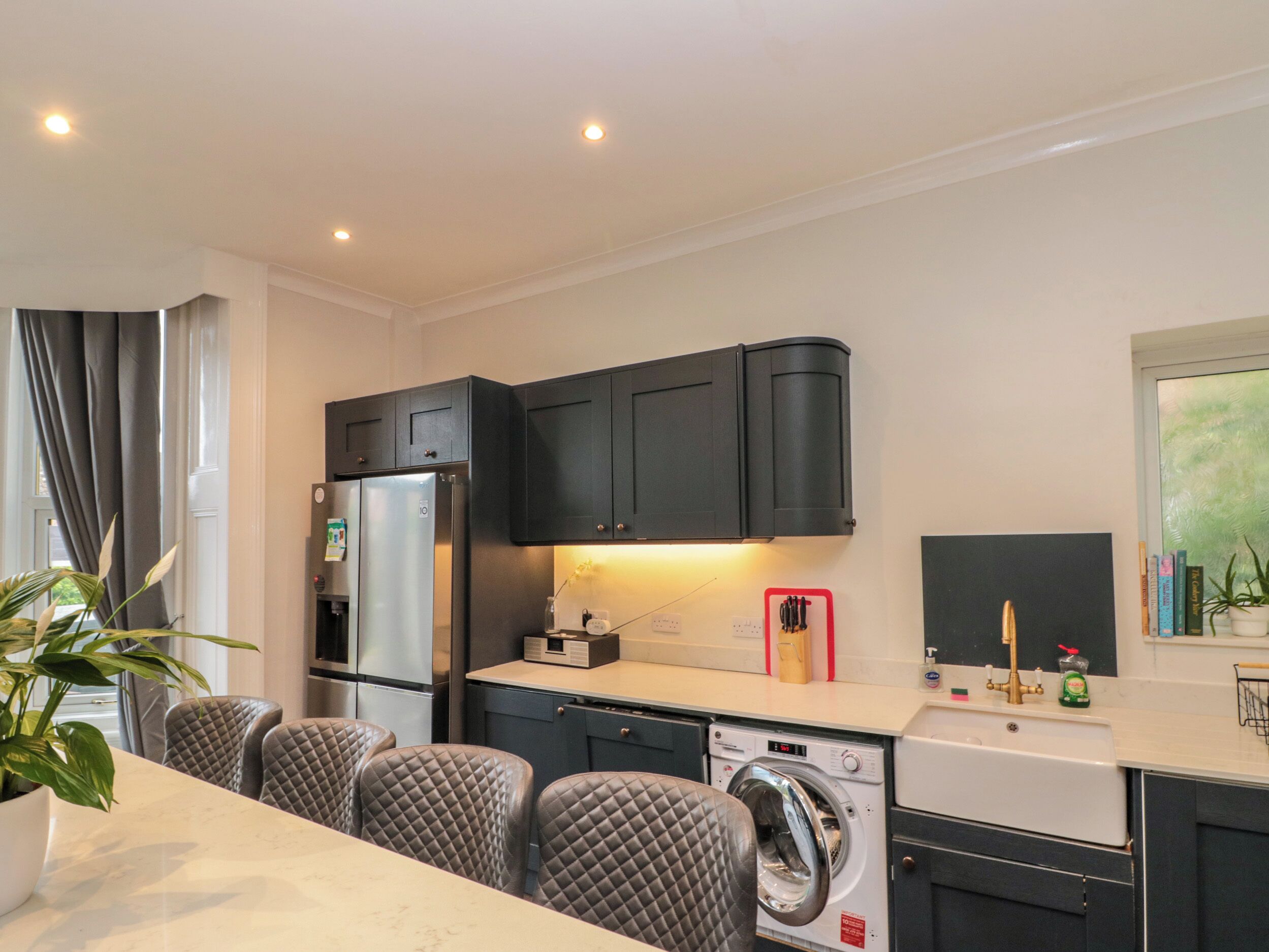 Geladeira, lava-louças, chaleira elétrica, torradeira