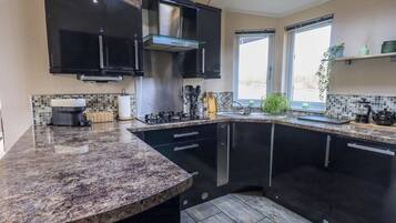 Um frigorífico, uma máquina de lavar louça, uma chaleira elétrica