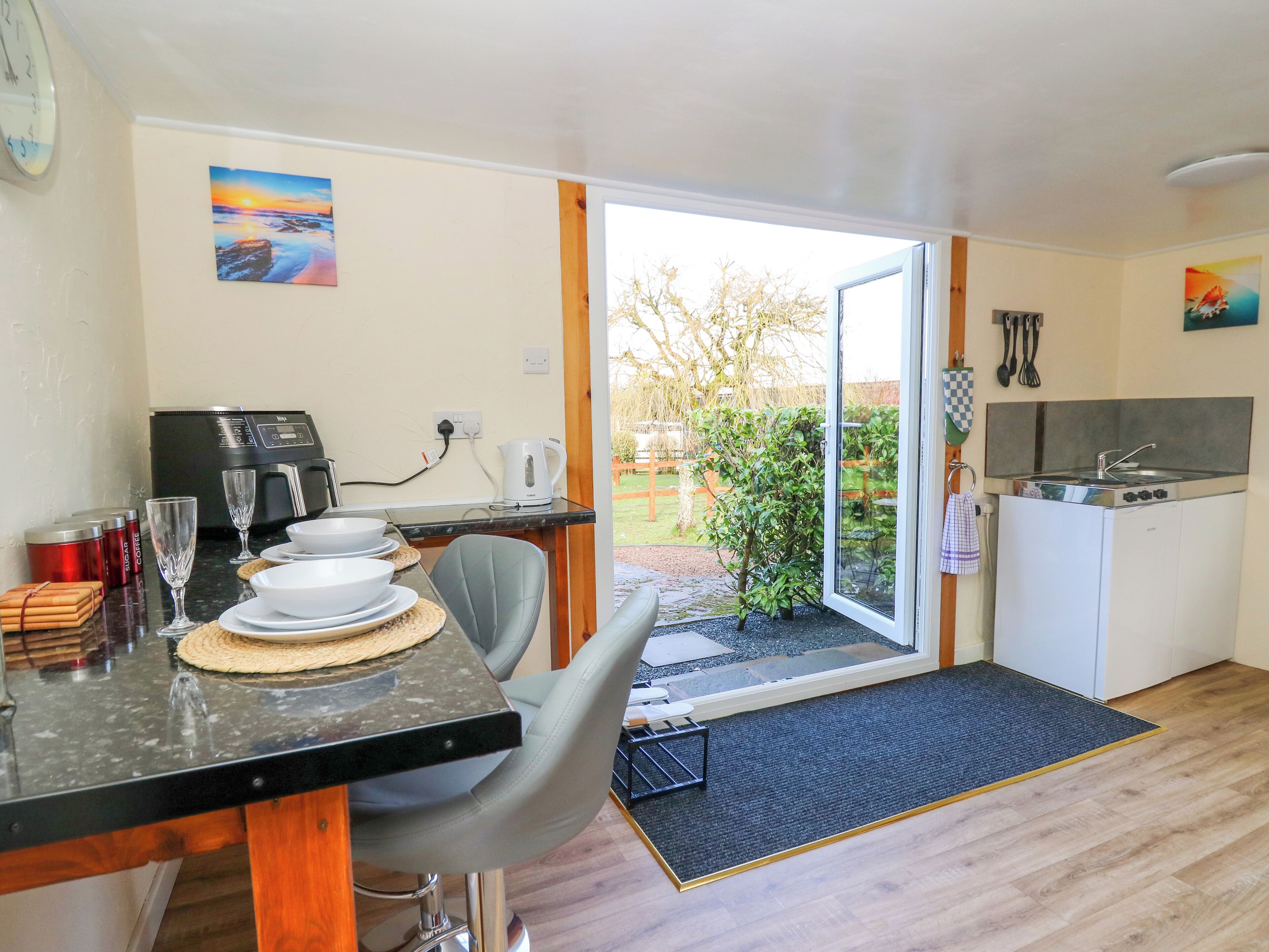 Geladeira, talheres/pratos/utensílios de cozinha