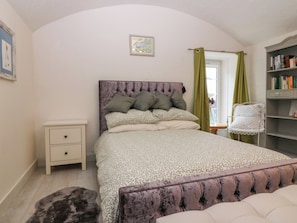 1 quarto, com decoração personalizada, com mobília individualizada 