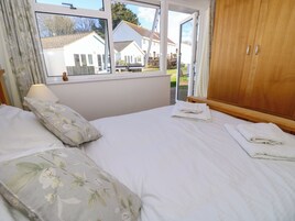 2 quartos, com decoração personalizada, com mobília individualizada 