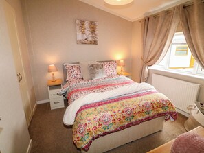 2 quartos, individualmente decorados, individualmente mobiliados