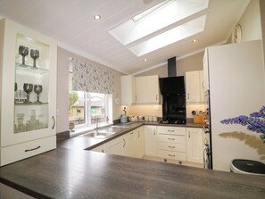 Geladeira, lava-louças, talheres/pratos/utensílios de cozinha