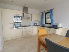 Um frigorífico, uma máquina de lavar louça, uma chaleira elétrica 