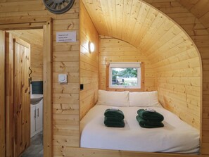 1 quarto, com decoração personalizada, com mobília individualizada 