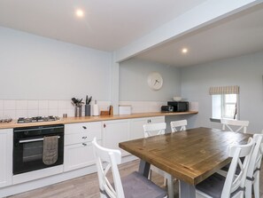 Um frigorífico, uma máquina de lavar louça, uma chaleira elétrica