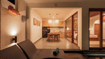 Villa de Luxo, vista para a piscina | Cozinha privada | Um frigorífico, uma placa de cozinha, uma máquina de lavar louça