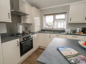 Geladeira, lava-louças, chaleira elétrica, torradeira