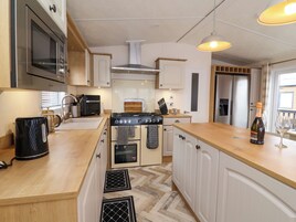 Uma máquina de lavar louça, utensílios de cozinha 