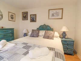 1 quarto, com decoração personalizada, com mobília individualizada 